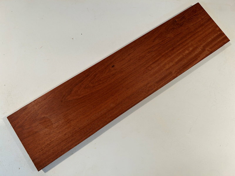 何十年以上も乾燥させていたたため気乾含水率も約20％と完全乾燥材です。完全に長方形ではありません。