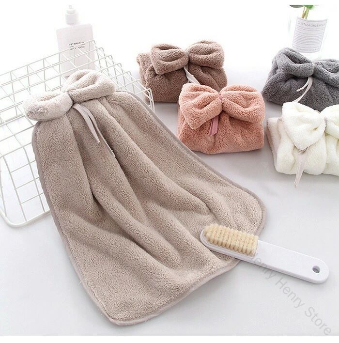 商品仕様 主に洗面台、バスルーム、キッチンなど水場の近くでお使いいただけます。 フワフワで滑らかな感触で触り心地も良く、インテリアにも向いたお洒落で可愛く、素敵なデザインです。 吸収性、速乾性のある仕様で、使い勝手も便利です。素材 ポリエス...