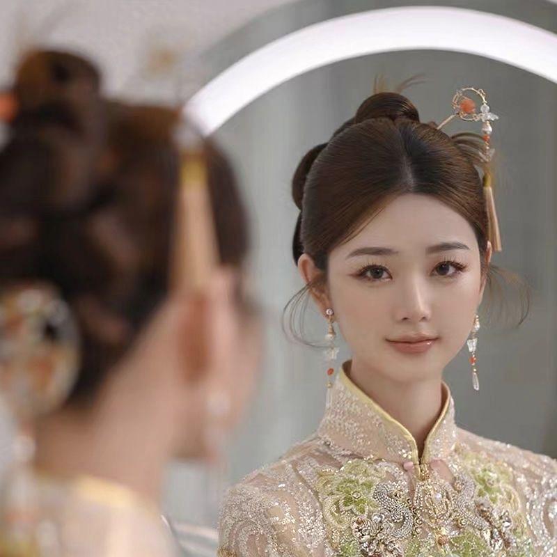・カテゴリ: ヘアアクセサリー・スタイル: 民族風・性別: 女性・デザイン: 花モチーフ・素材: 金属、白水晶・加工: ハンドメイド
