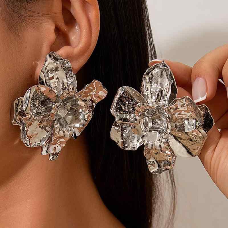 ・カテゴリ: 耳飾り・主な素材: 金メッキ・加工技術: 電気メッキ・デザイン: 花柄・カラー展開: ゴールド、シルバー・トレンド要素: 花、植物・スタイル: 個性派、エキゾチック・ピアス針素材: 18K金・対象: レディース