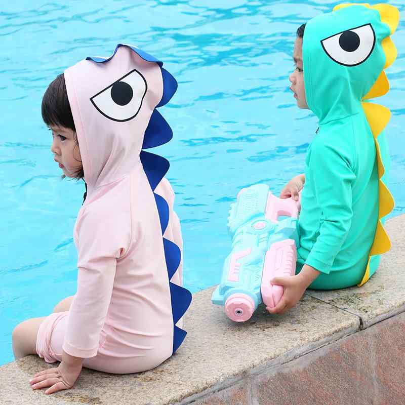 ・カテゴリ: 水着・スタイル: 三角パンツ・対象年齢: 1-8歳・対象性別: 女の子・柄: カール、恐竜キャラクター・素材: ナイロン82%、ポリエステル・カラー展開: ピンク、グリーン・デザイン: フード付き恐竜デザイン
