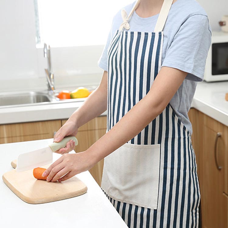 可愛くておしゃれなエプロン。ナチュラル雰囲気溢れる綿麻生地が洗うほどに味が出る。今大人気の北欧テイスト柄もお揃い、お友達やご家族へのプレゼントとしても喜ばれるでしょう。フロントはスマホなどすっぽりいれるポケットが配置され、とても便利。サイズ...