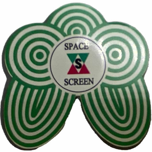 商品名 スペーススクリーン　4枚入り サイズ 縦40mm×横40mm×高1mmスペーススクリーン　4枚入り 電磁波による眼球へのダメージやストレスに スペーススクリーンをテレビ、パソコン、自動車の計器パネルなどに貼り付けます。 スペーススク...