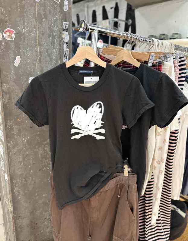・カテゴリ: Tシャツ・スタイル: スクール風、スイート＆フレッシュ・主な素材: 綿30%以上50%未満・ネックライン: クルーネック・袖丈: 半袖・柄: プリント・デザイン: プリント・シルエット: スリムフィット・カラー展開: スカル柄...