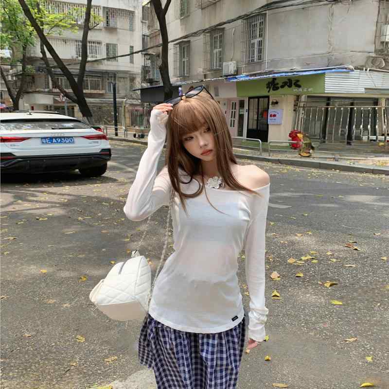 ・カテゴリ: Tシャツ・スタイル: カジュアル、お姉さん系、スイート・主な素材: 綿70%以上80%未満・ネックライン: ワンショルダー・袖丈: 長袖・シルエット: ルーズフィット・袖型: レギュラースリーブ・柄: 無地・カラー展開: ホワ...