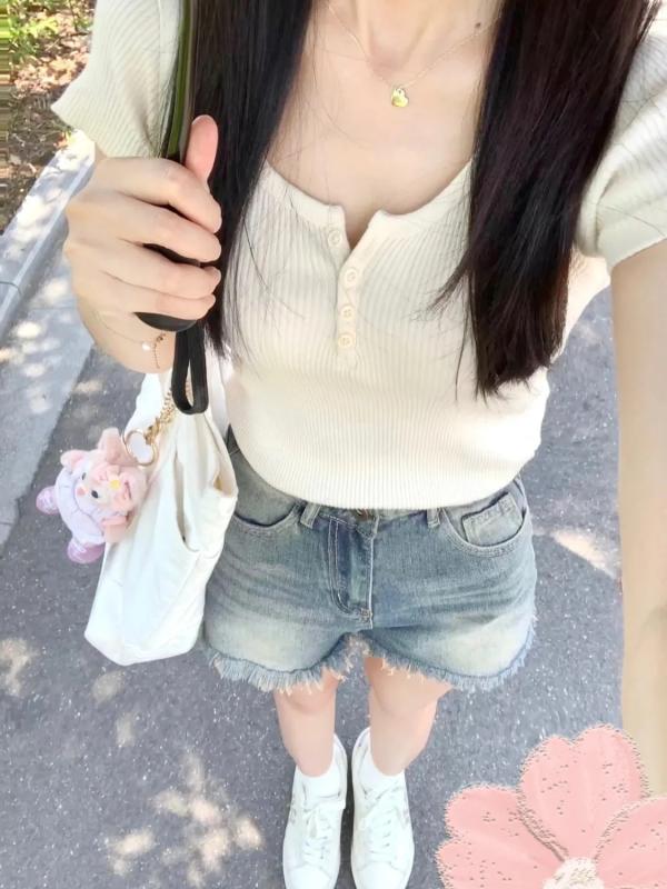 ・カテゴリ: Tシャツ・スタイル: ストリートカジュアル・主な素材: ポリエステル・ネックライン: Uネック・袖丈: 半袖・袖型: レギュラースリーブ・柄: 無地・ディテール: ボタン、リブ編み・シルエット: スリムフィット・着丈: ミディ...