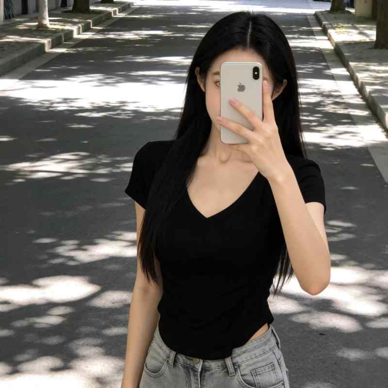 ・カテゴリ: Tシャツ・スタイル: カジュアル、セクシー・主な素材: ポリエステル・素材の含有量: 90%以上95%未満・ネックライン: Vネック・袖丈: 半袖・柄: 無地・デザイン: ステッチ・シルエット: スリムフィット・着丈: ショー...