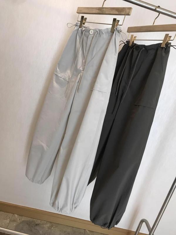 ・カテゴリ: 休闲裤・スタイル: 日韩休闲、休闲风・素材: 涤纶（聚酯纤维） 95%以上・パンツの形状: 直筒型・パンツ丈: 长裤・ウエスト: 高腰・厚み: 常规・人気要素: 抽绳・カラー展開: 米灰色、军绿色・サイズ展開: S、M、L・性...