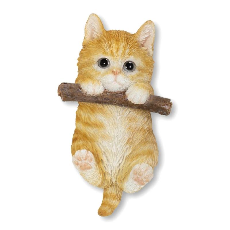 ウービア 木の棒をつかむ茶トラ猫 マグネット 4.8×2.3×8.5cm 人形 フィギュア 置き物 アニマル 動物 ガーデン 装飾 リアル かわいい ネコ H23076-1【木の棒をつかむ茶トラ猫　マグネット】陶器のような高級感のある質感が...
