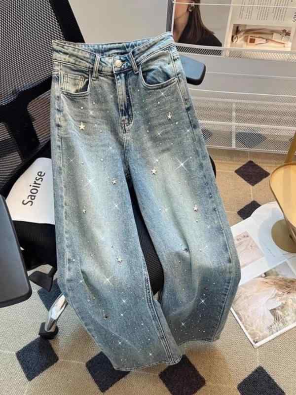 ・カテゴリ: デニムパンツ・素材: デニム、綿30%未満・スタイル: ストレートパンツ、通勤風、きれいめ・パンツ丈: フルレングス・ウエスト: ハイウエスト・厚み: 普通・デザイン: ラインストーン・カラー展開: ライトブルー・サイズ展開:...