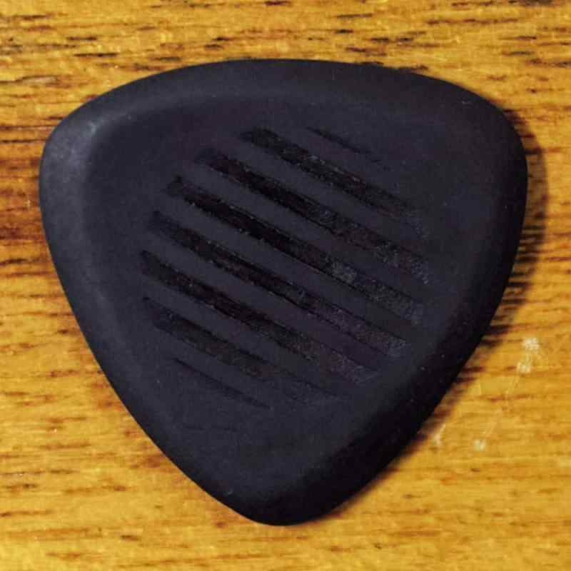Kavaborg ギターピック Meteorite Picks Triangle/トライアングル おにぎり型すべすべとしたマットな肌触りと、ゆるやかなカーブが付けられたエッジ部により、弦へのひっかかりもなくスムーズなプレイを実現。ピッキング...