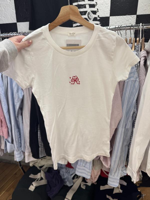 ・カテゴリ: Tシャツ・スタイル: スクール風、フェミニン・主な素材: 綿 30%以上 50%未満・ネックライン: クルーネック・袖丈: 半袖・袖の種類: レギュラースリーブ・フィット感: スリムフィット・デザイン: プルオーバー・カラー展...