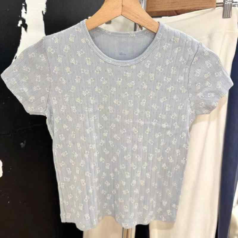 ・カテゴリ: Tシャツ・スタイル: カジュアル、フェミニン・主な素材: 綿70%以上80%未満・ネックライン: クルーネック・袖丈: 半袖、長袖、ノースリーブ・柄: アニメ・キャラクター、プリント・シルエット: スリムフィット・着丈: ショ...
