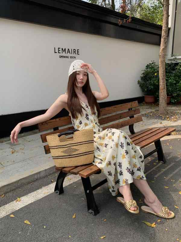 ・カテゴリ: ワンピース・スタイル: レトロ風、文芸レトロ・主な素材: ポリエステル・ネックライン: Vネック・袖丈: ノースリーブ・柄: 花柄・デザイン: ストラップタイプ、Aライン、高腰（ハイウエスト）、プリーツ・スカート丈: ロング丈...