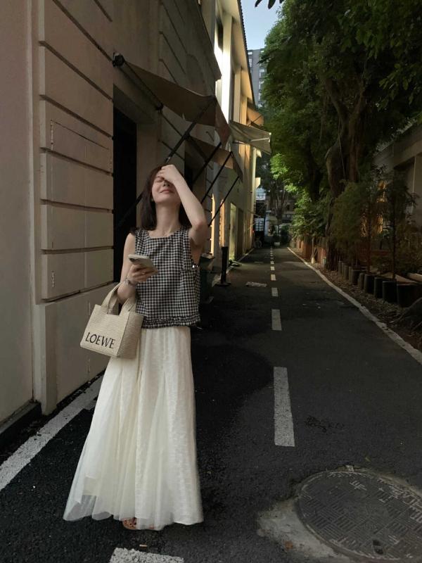 ・カテゴリ: シャツ・スタイル: カジュアル、フェミニン・素材: 綿 50%-70%、麻 30%以下・柄: チェック・袖丈: ノースリーブ・ネックライン: クルーネック・着丈: ショート丈（約40cm-50cm）・デザイン: ファスナー、色...