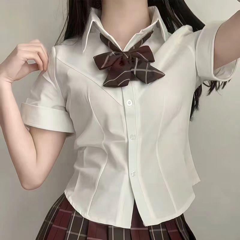 ・カテゴリ: カジュアルスーツ・スタイル: スクール風、フレッシュ・スウィート・柄: 無地・スカート丈: ミニスカート・デザイン要素: ボタン・素材: ポリエステル、アクリル・カラー展開: ホワイトウエストマークシャツ（単品）、レッドチェッ...