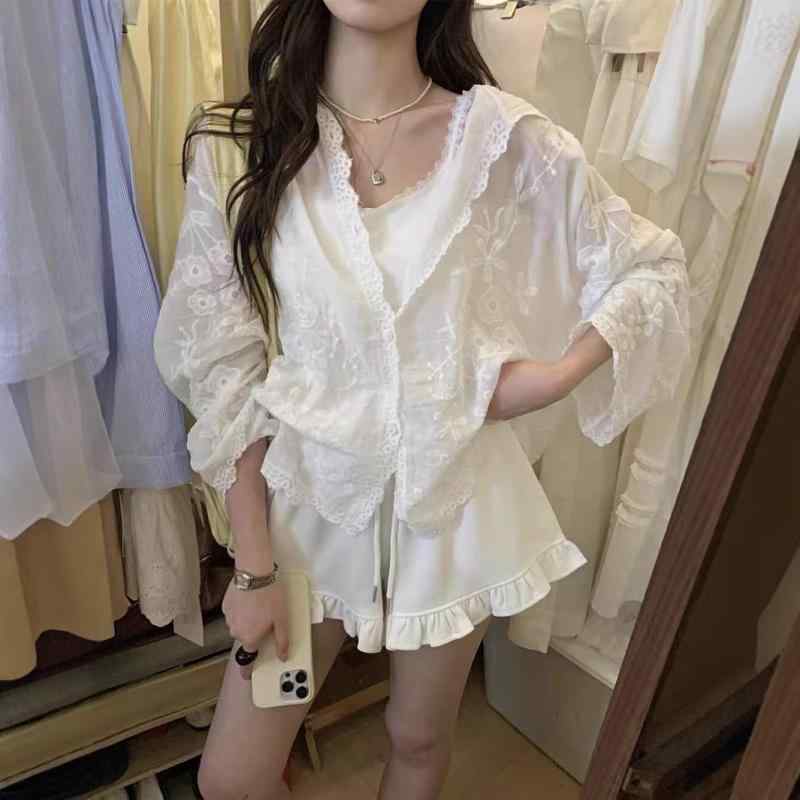 ・カテゴリ: シャツ・スタイル: フェミニン、ガーリー・主な素材: 綿95%以上・柄: 無地・袖丈: 長袖・デザイン: 刺繍、レースワーク・シルエット: レギュラーフィット・着丈: ミディアム丈（約50cm～65cm）・ネックライン: フー...