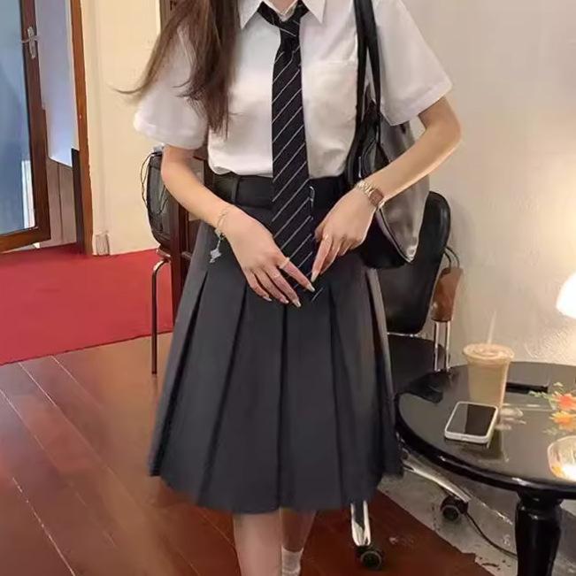 ・カテゴリ: 半身裙・スタイル: 御姐风、私服名媛・主な素材: 氨纶30%以下・デザイン: 百褶裙、百褶・スカート丈: 中裙・柄: 纯色・カラー: 深灰色（ベルト付き）・サイズ展開: S（推奨40-47.5kg）、M（推奨47.5-52.5...