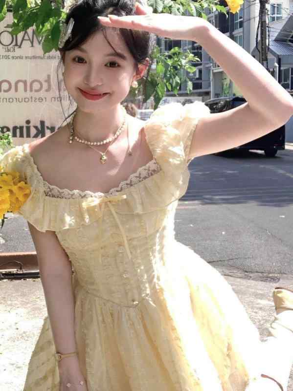 ・カテゴリ: 连衣裙・スタイル: 温柔风、甜美清新・主な素材: 涤纶（聚酯纤维） 90%-95%・ネックライン: 方领・袖丈: 短袖・袖型: 飞飞袖・スカート丈: 中裙・スカートのデザイン: 蛋糕裙・ウエストライン: 宽松腰・デザイン詳細:...