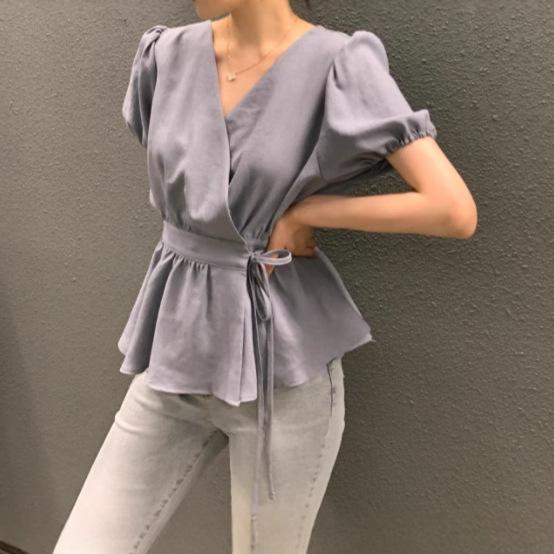 ・カテゴリ: 衬衫・主な素材: 涤纶（聚酯纤维）・柄: 纯色・ネックライン: V领・袖丈: 短袖・袖型: 泡泡袖・カラー展開: 白色、藍色、卡其色・サイズ展開: S、M、L、XL