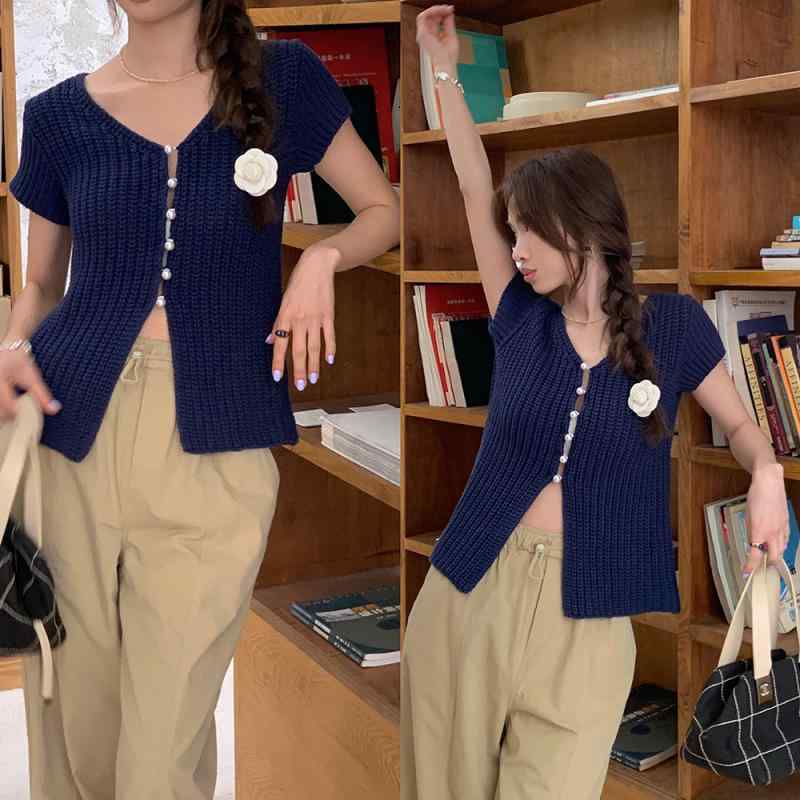 ニット レディース 半袖 Vネック パール ボタン 切り替え おしゃれ カジュアル 春夏・カテゴリ: セーター・柄: 無地・シルエット: スリムフィット・袖の種類: 通常袖・ネックライン: Vネック・袖丈: 三分袖・カラー展開: 杏色、ブル...