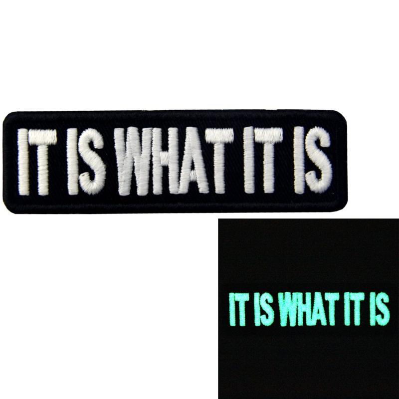 It Is What It Is それが現実さ 暗闇で光るアイロン/縫い付け刺しゅうワッペンワッペンは光を吸収して暗闇の中で光ります。とてもかっこいいサイズ：8.8*2.5 センチ。背面熱接着式。アイロンまたは縫い付けでどんな衣類にも使用で...
