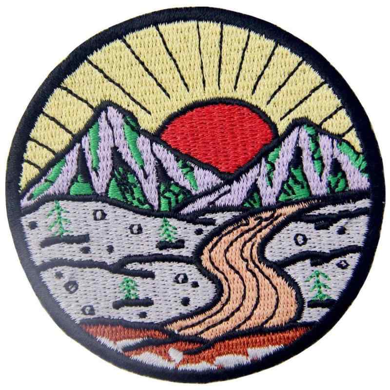 山からの日の出アウトドアを探索刺繍のバッジのアイロン付けまたは縫い付けるワッペンサイズ：7.5 * 7.5 センチ。100%刺繍背面処理：超強い熱接着剤、いかなる生地にアイロンをかけたり、縫ったりできる。しかも、素晴らしい耐水性があり、抜け...