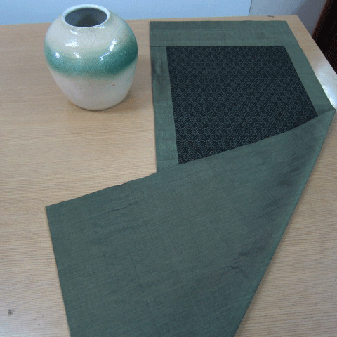 当店、国産ブランド「懐（なつき）」オリジナル 創作テーブルランナーのご紹介です。 中心部分は渋い高級感ある大島紬を使用。 ぐるりと裏側のミドリはの無地系はタイのコットンシルク。 どちらも光沢があってオシャレです♪ サイズ　　長さ120cm ...