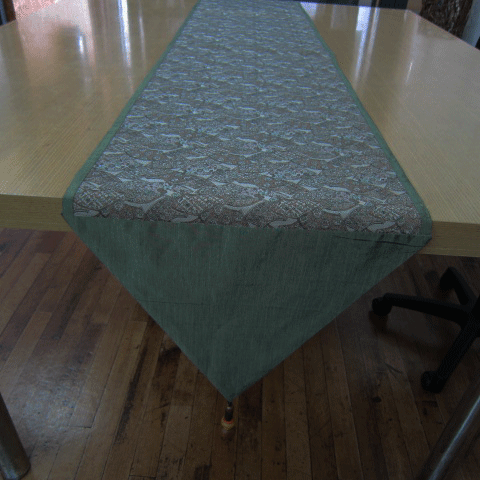 当店、国産ブランド「懐（なつき）」オリジナル 創作テーブルランナーのご紹介です。 中心部分は和柄着物生地でシックだけど華やかに♪ ぐるりの光沢あるグリーンの無地はタイのコットンシルク。 そして両先端に木製ビーズのモチーフをアクセントに♪ 次...