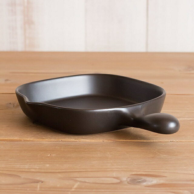 サイズ：W270×D195×H37mm 材質：耐熱陶器 生産国：日本　 《魚焼きグリルが手軽に使える》 高温で一気に焼上げる時短調理が人気の魚焼きグリル。 器ごと焼くので、グリル内を汚さず後片付けが楽に。 遠赤外線効果で、素材の美味しさが活...