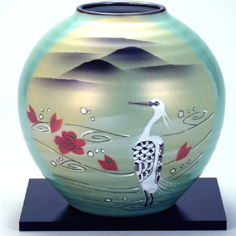 サイズ：径19.5×高19cm 素材：花瓶：磁器、花台：木製 生産地：日本 九谷焼の花瓶は、花瓶自体が華やか物も多く、シンプルな花を一輪挿すだけでも十分に映えます。 和室だけでなく洋室やモダンなインテリアにも調和し、部屋を華やかに演出してく...
