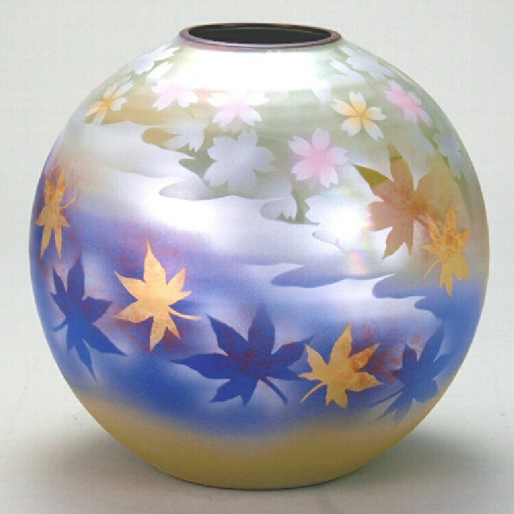 サイズ：径21.5×高20.5cm 素材：磁器 生産地：日本 九谷焼の花瓶は、花瓶自体が華やか物も多く、シンプルな花を一輪挿すだけでも十分に映えます。 和室だけでなく洋室やモダンなインテリアにも調和し、部屋を華やかに演出してくれます。 観賞...