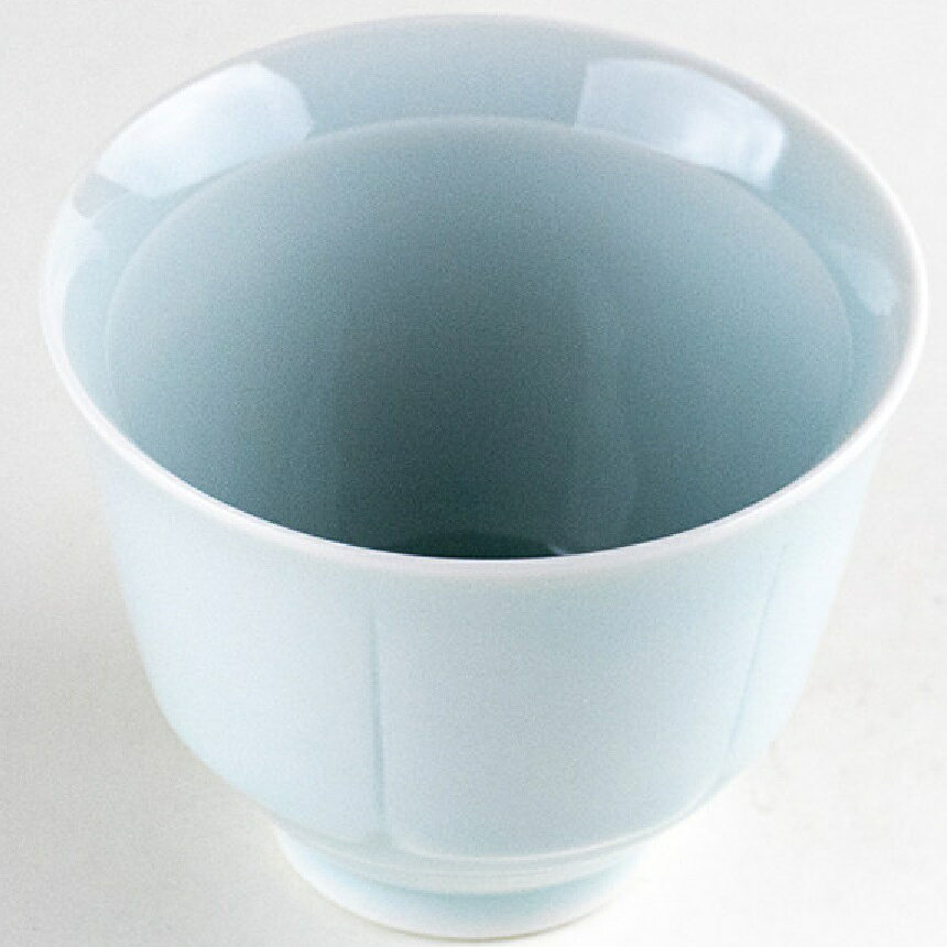 【サイズ】口径7.8cm×高さ6.3cm ◇材質：磁器 ◇生産地：日本（有田焼） やわらかな青白磁の釉薬がかけられた、有田焼の煎茶碗です。 薄い青の色合いが凛とした清涼感を醸し出し、シンプルながらも上品な佇まい。 口当たりの良い形状で、緑茶...