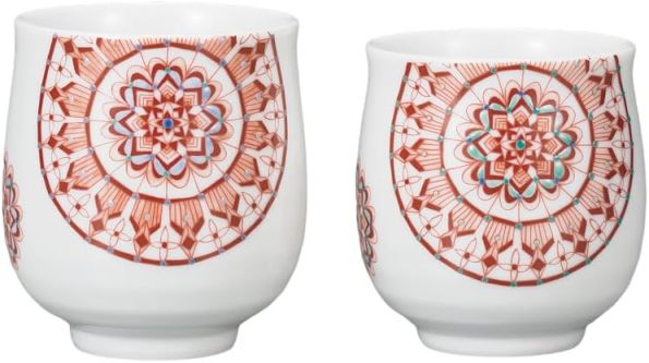 ■サイズ： 大 径7.2×高8.3cm 小 径6.7×高7.6cm ■素材：磁器 ■荷姿：化粧箱入り ■ペアの湯呑、御夫婦の記念日にいかがですか。 ■九谷焼を思う存分楽しめる噐です、日常の食卓を楽しく彩ります。 ■通常2～5営業日で発送致し...