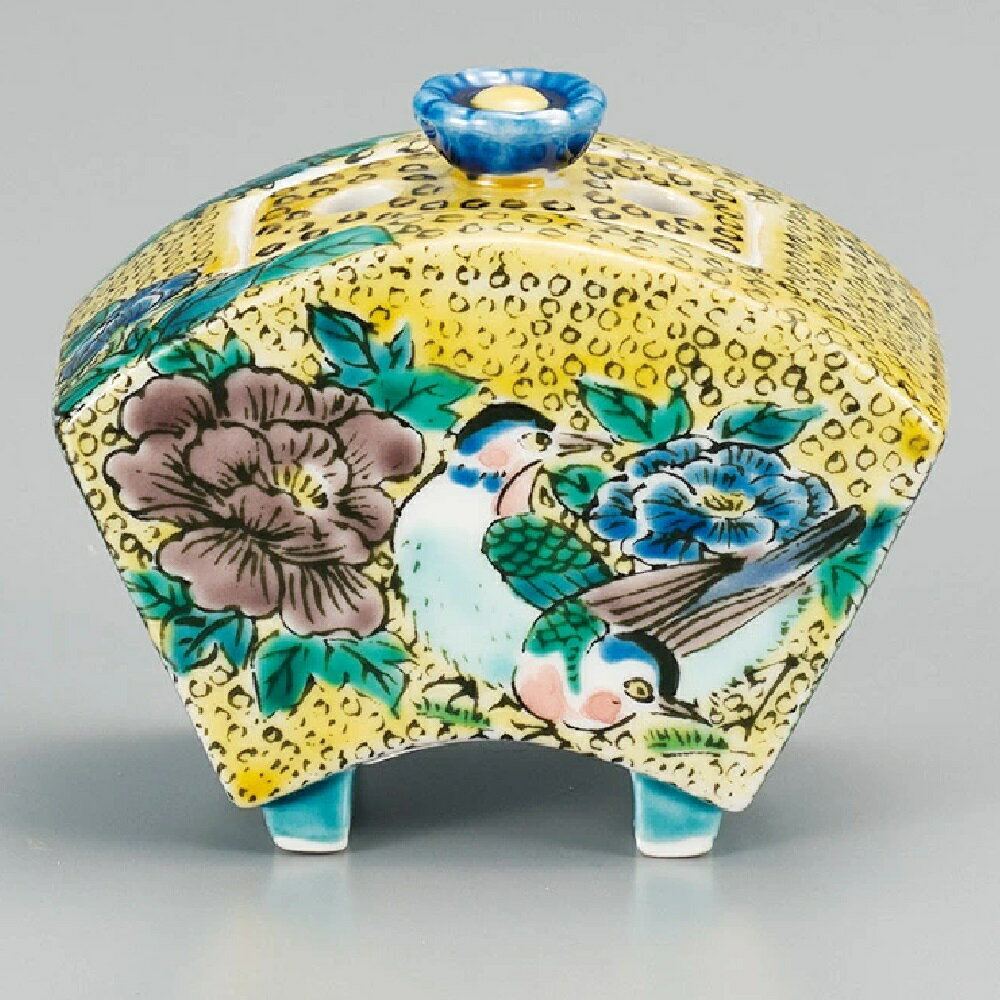 サイズ：前幅8.3×奥行4.6×高さ7cm 素材：磁器 生産地：日本 九谷焼の香炉は、九谷五彩を用い様々な技法で絵付をした陶磁器製の香器です。 お香を焚いて香りを楽しむ他、香炉自体が美しいため、花瓶や置物のように飾るだけでも空間を彩ることが...