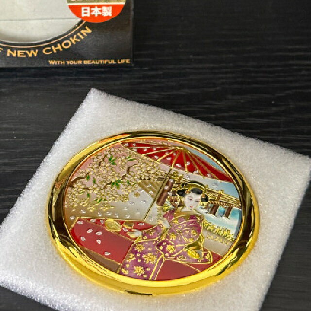 サイズ：経6.0x高1.0cm ■生産地：日本 ■素材：鏡 ABC樹脂：プラスチック 金を施した美しい絵柄のコンパクトミラーです。 手のひらサイズなので持ち歩きにも便利です。 華やかなミラーで気持ちも晴れやかに☆ ※新彫金とは※ 古くは鎧兜...