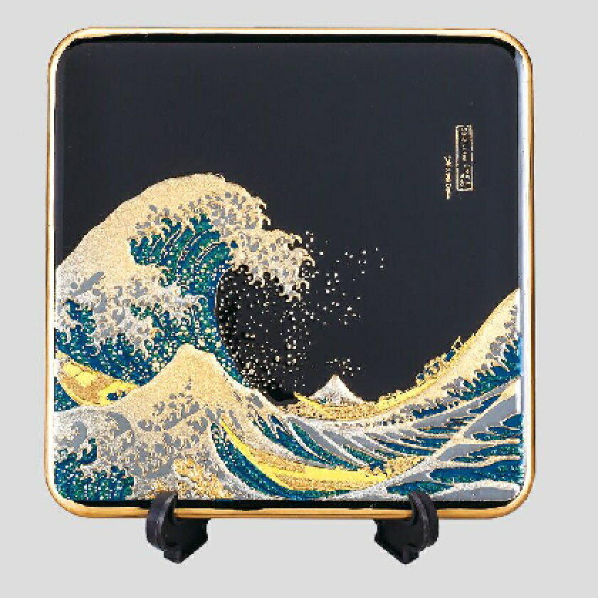 サイズ： 10.5×10.5×0.3 材： 樹脂（ABS） 塗装： ウレタン 生産地：日本 山中塗とは、石川県加賀市の山中温泉地区で作られる漆器で、山中漆器とも呼ばれます。 山中には古くから木地師（きじし）が多く、挽物（ひきもの）木地では全...