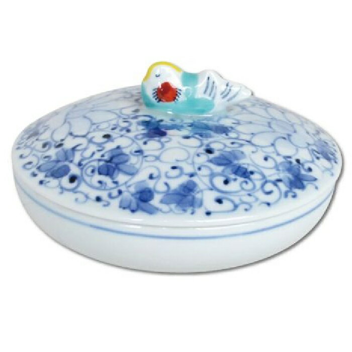 【サイズ】径11cm×高さ6.5cm ◇材質：磁器 ◇生産地：日本（有田焼） 手描きの花唐草文様が美しい有田焼の灰皿。 蓋には愛らしい水鳥が立体的にあしらわれ、遊び心あるデザインが魅力です。 蓋付きなので、使用していないときの臭い漏れや灰の...