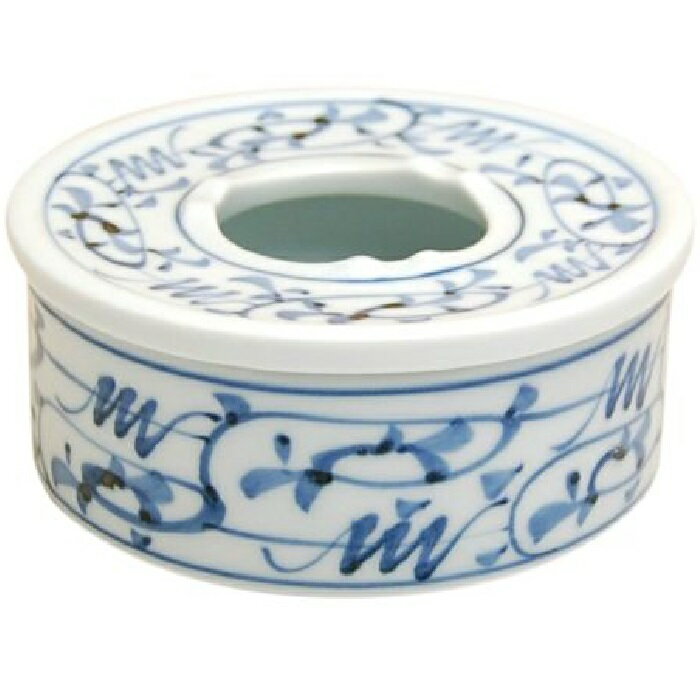 【サイズ】径15cm×高さ6cm ◇材質：磁器 ◇生産地：日本（有田焼） 染付の唐草文様が美しい有田焼の蓋付き灰皿です。 ドーナツ型の蓋は完全密閉ではありませんが、灰が飛びにくくなっており、実用性と意匠性を兼ね備えています。 直径15cmの...