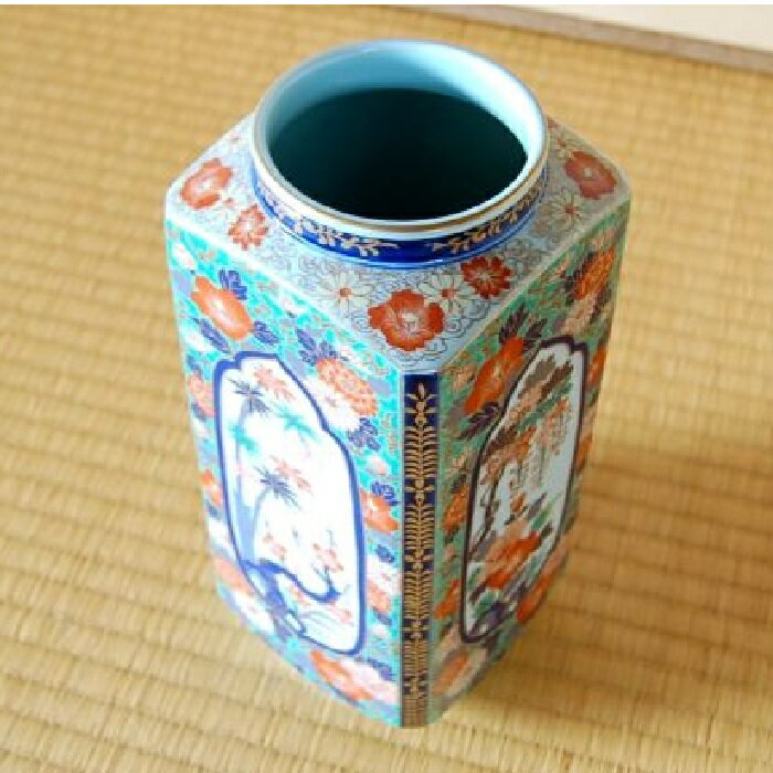 【サイズ】径10.5cm×高さ24cm ◇材質：磁器 ◇生産地：日本（有田焼） 華やかな色彩の中に、芙蓉や竹、梅などの吉祥文様をあしらった有田焼の角花瓶です。 各面に異なる意匠が配され、見る角度によって表情を変えます。 端正な角形フォルムは...