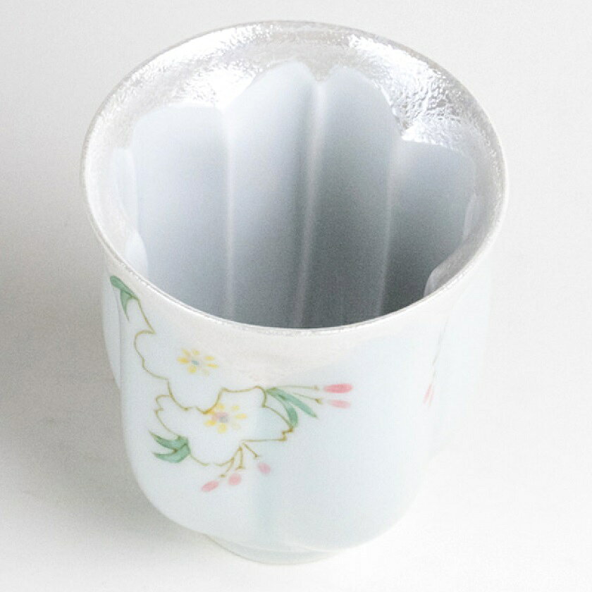 【サイズ】径7.7cm×高さ8.7cm ◇材質：磁器 ◇生産地：日本（有田焼） 口縁には銀彩が施され、内側からやわらかく光を反射して上品な輝きを放ちます。 お茶を注ぐと水面に桜の花の形が浮かび上がり、春の情景を楽しめます。 緑茶や煎茶を優雅...