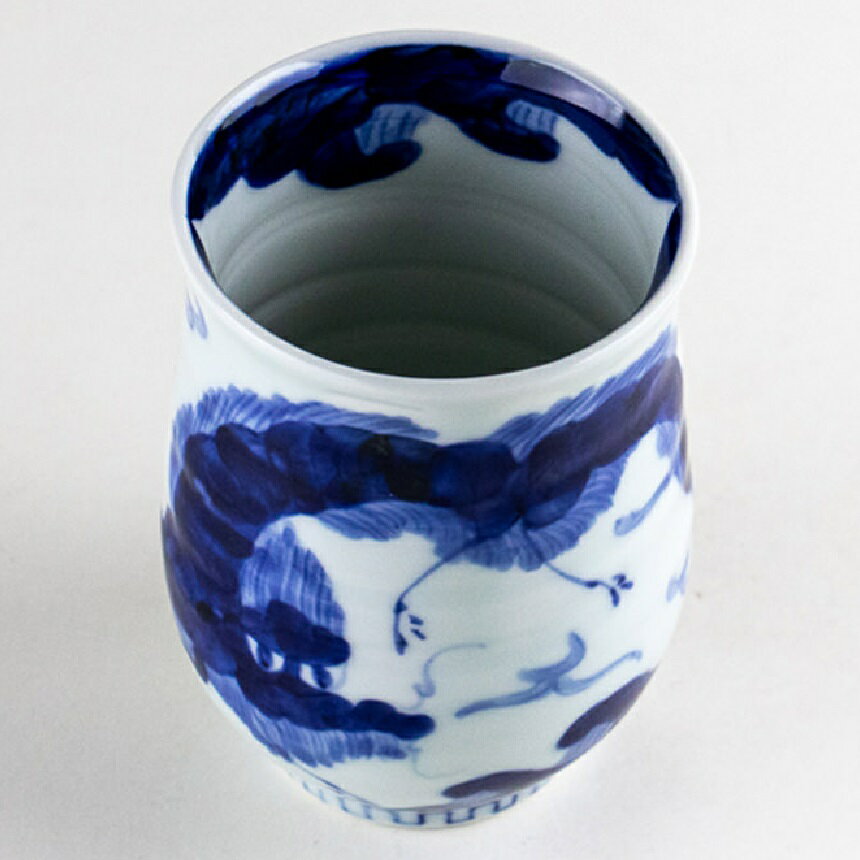【サイズ】口径7.7cm×高さ10cm ◇材質：磁器 ◇生産地：日本（有田焼） 力強い筆致で龍が描かれた、有田焼・そうた窯の手造り湯呑です。 藍の濃淡で立体感を表現し、雲の間を舞う龍の姿が迫力ある構図で表されています。 ロクロ成形によるやわ...