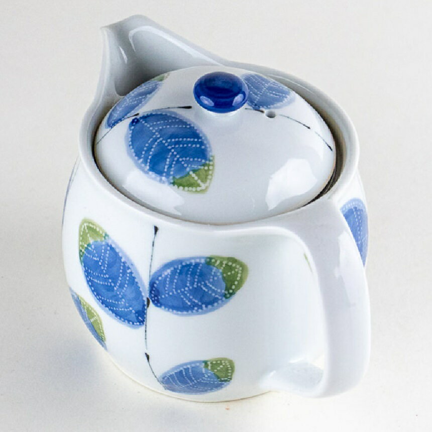 【サイズ】胴径9.7cm×幅15.8cm×高さ10.8cm 【容量】340ml ※ステンレス製の網茶漉し付 ◇材質：磁器 ◇生産地：日本（有田・波佐見） 落ち着いた色合いの青と緑の葉っぱ模様が印象的なポットです。 白磁に描かれた葉は細かな点...