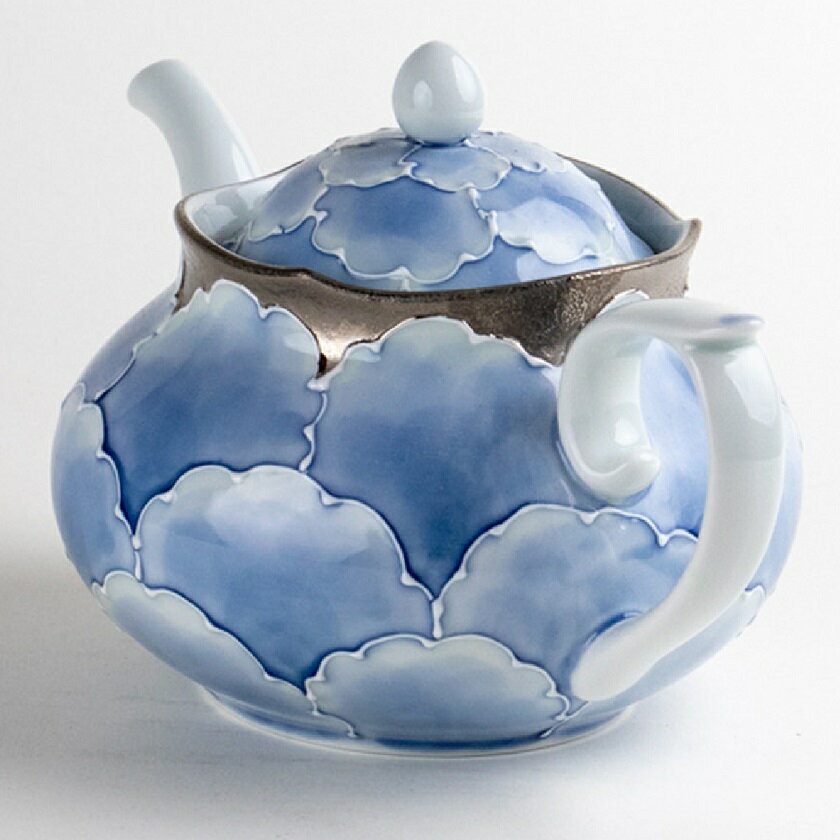 【サイズ】径12cm×幅19cm×高さ10.5cm 【容量】490ml ※ステンレス製の網茶漉し付 ◇材質：磁器 ◇生産地：日本（有田焼） 光沢のあるプラチナの縁取りと、やわらかな青の牡丹模様が印象的な有田焼のポット。 絵の具を盛り上げて描...