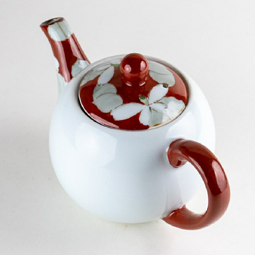 【サイズ】胴径10cm×幅17.8cm×高さ11cm 【容量】400ml ※ステンレス製の網茶漉し付 ◇材質：磁器 ◇生産地：日本（有田・波佐見） やさしい白磁に映える赤絵の花模様が印象的なポットです。 ふたと注ぎ口、持ち手に施された赤絵が...