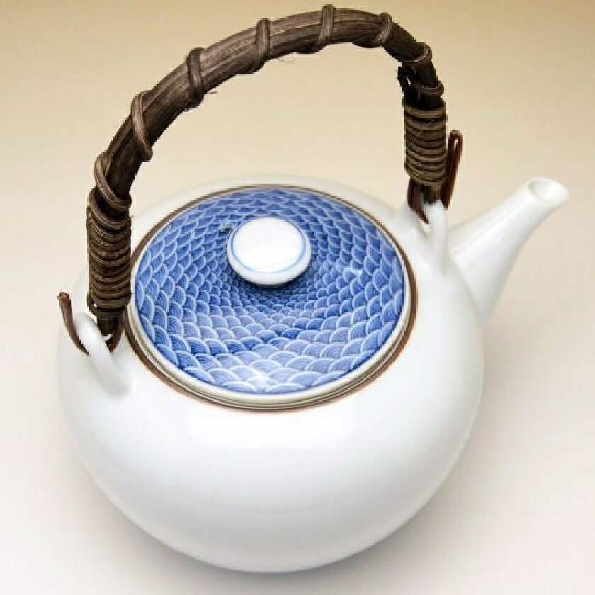 【サイズ】胴径13cm×幅17cm×高さ10.5cm 【容量】720ml ※ステンレス製の網茶漉し付 ◇材質：磁器 ◇生産地：日本（有田・波佐見） 蓋にあしらわれた青海波模様は、穏やかな波が永遠に続くようにとの願いを込めた吉祥柄。 透明感の...