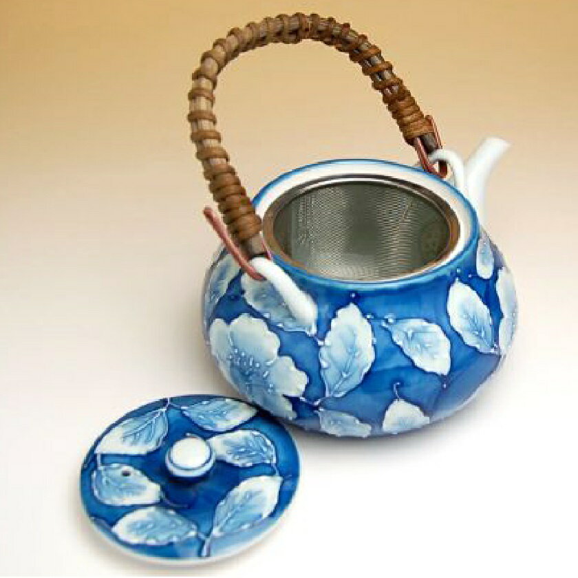 【サイズ】幅17cm×胴径13cm×高さ8.2cm 【容量】600ml ※ステンレス製の網茶漉し付 ◇材質：磁器 ◇生産地：日本（有田焼） 染付の藍色の地に牡丹の花と葉を立体感のある質感で描く一珍技法で絵付けされた土瓶です。 盛り上がった絵...