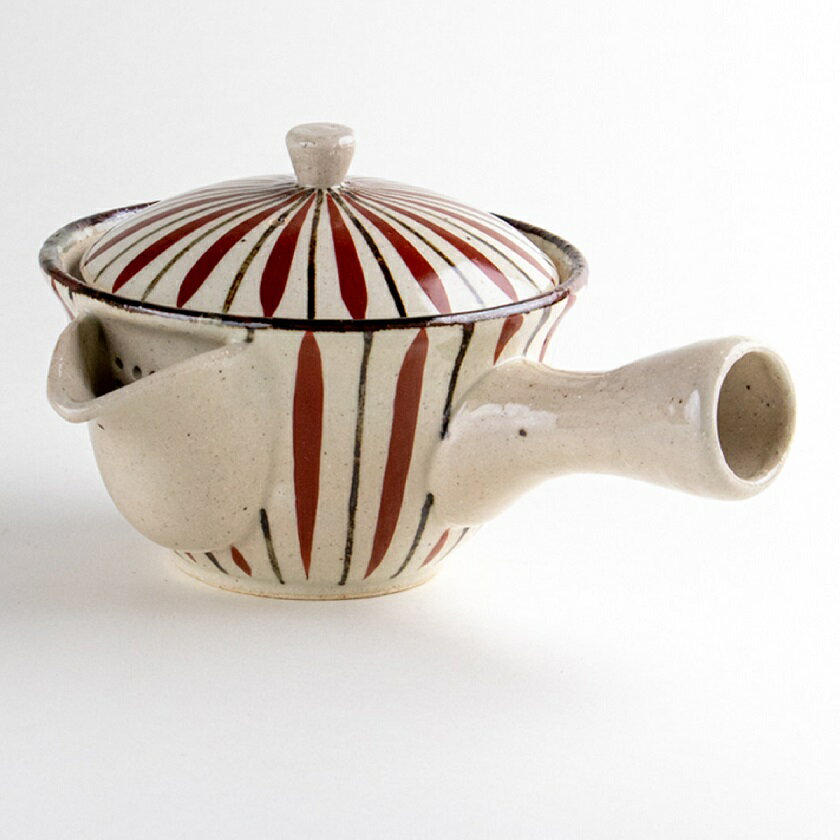 【サイズ】径11.5cm×幅17cm×高さ9cm 【容量】250 ml ※ステンレス製の網茶漉し付 ◇材質：陶器 ◇生産地：日本（有田・波佐見） 京焼風の落ち着いた風合いに、赤と黒の縦縞模様が印象的な陶器の急須です。 蓋にも細やかな縞模様が...
