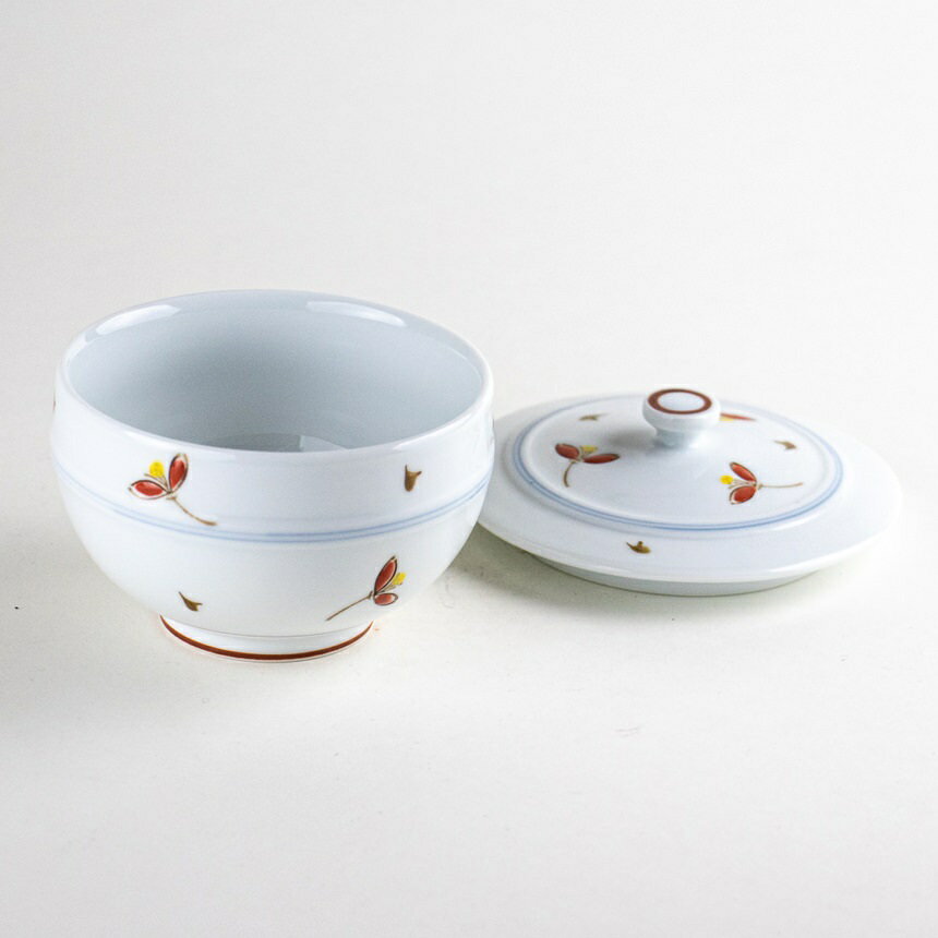 【サイズ】湯呑本体：径8.5cm×高さ5.4cm ◇材質：磁器 ◇生産地：日本（有田・波佐見） 白磁の上に、赤と黄の小花が散りばめられた上品な蓋付き汲出しです。 清楚な佇まいの中に、あたたかみを感じる優しい色合いが魅力。 蓋付きのため保温性...