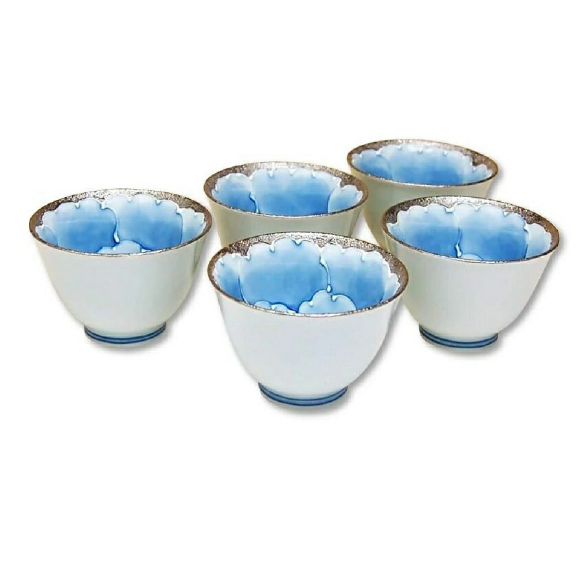 【サイズ】径7.9cm×高さ5.4cm ◇材質：磁器 ◇生産地：日本（有田焼） 内側に牡丹の花が立体的に浮かび上がるように描かれた、有田焼の反煎茶碗です。 透明感のある青の濃淡が美しく、縁にはプラチナ彩が施され、華やかさと気品を添えています...